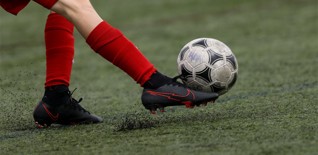 How to help players decide when to pass or dribble - Youth club ...